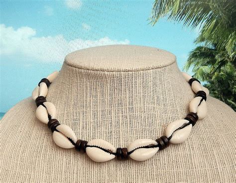 COLLAR GARGANTILLA CON CONCHAS COWRIE DETALLES DE MADERA DE COCO COWRY