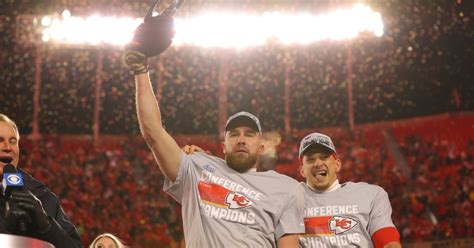 Patrick Mahomes Gives Hilarious Reaction To Picture With Travis Kelce