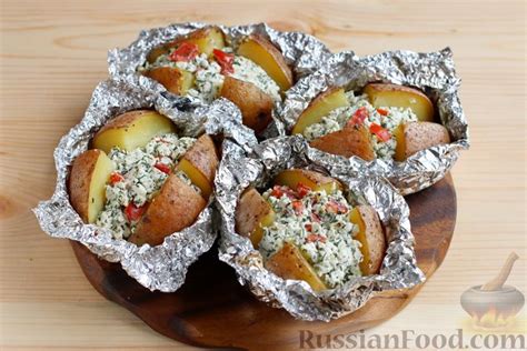 Рецепт Запечённая картошка с творогом помидорами и зеленью на