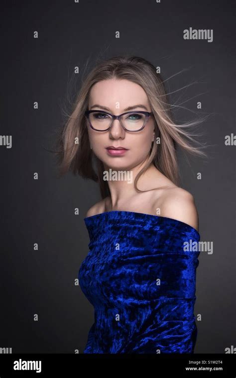 Windiges Kleid Fotos Und Bildmaterial In Hoher Auflösung Alamy