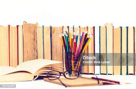 打開課本 筆記本 書堆教育回到學校背景 眼鏡和鉛筆在塑膠支架與文本複製空間 照片檔及更多 一組物體 照片 一組物體 商務 在頂部