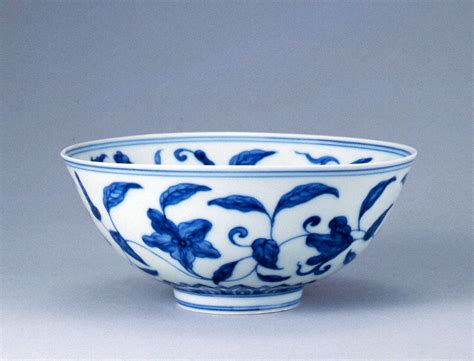 【アートの扉】発見！お宝 岡田美術館／4止景徳鎮窯 青花花唐草文碗 永遠宿す 花の連環 アートの森