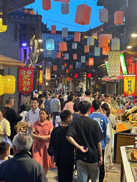 旅游持续升温，七十二奇楼内“人从众” 张家界新闻网