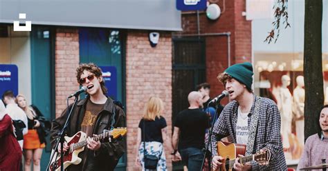 악기를 연주하는 사람들의 그룹 사진 Unsplash의 무료 음악 밴드 이미지