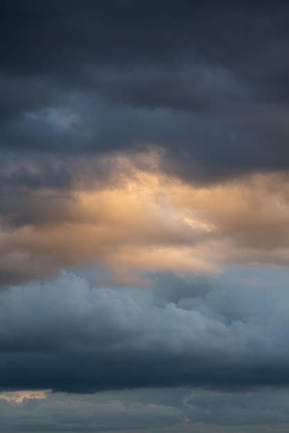 Nubes antes de una tormenta eléctrica nubes amarillas azules imagen de