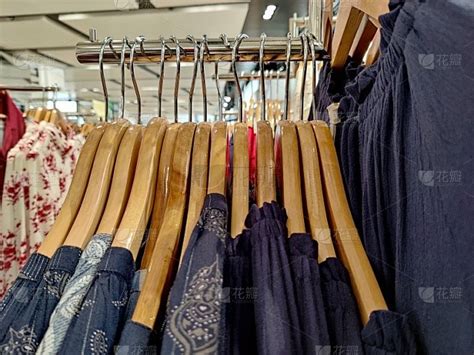 商店里的衣服减价出售