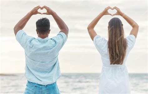 Casal Entrega Sinal De Amor Coração E Paixão Afeição Ou Emoji Romântico