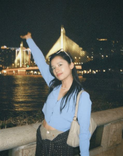 张婧仪晒广州游客照 穿蓝色开衫春意盎然 搜狐大视野 搜狐新闻