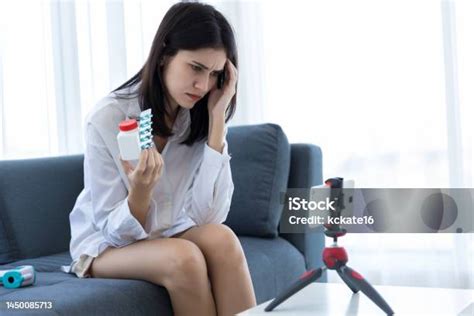 의료 종사자와 영상 통화를 하는 여성 여자는 집에서 사회적 거리를 격리하는 온라인 원격 의료 원격 의료 온라인 서비스 병원에서
