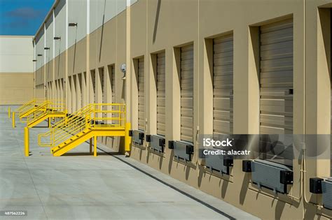Loading Dock Dengan Beberapa Pintu Roll Up Foto Stok Unduh Gambar