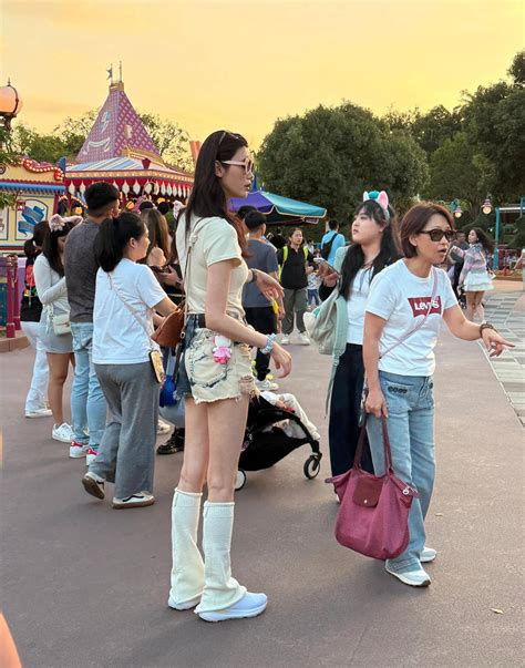 何猷君奚梦瑶一家游迪士尼 母女俩穿亲子装好有爱