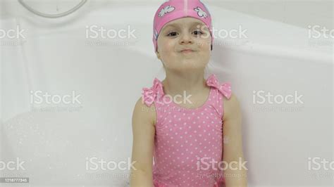 귀여운 금발의 소녀는 수영복에 목욕을합니다 어린 아이는 목욕에서 재생 가정의 방에 대한 스톡 사진 및 기타 이미지 가정의 방 건강한 생활방식 귀여운 Istock