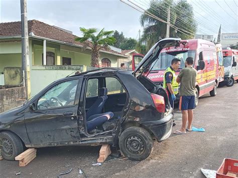 Mulher Fica Ferida Após Bater Carro Em Poste