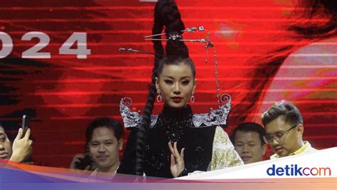 Puteri Indonesia Melati Tedja Bawa Perjuangan Pengrajin Batik Di Miss Charm