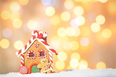 장난감 진저브레드 하우스는 밝은 보케 조명을 배경으로 눈 위에 서 있습니다 크리스마스 분위기 공간을 복사합니다 가정 생활에 대한 스톡 사진 및 기타 이미지 Istock