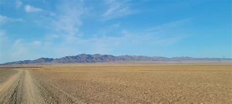 Говь гурван сайхан уул Зүүн сайхан Эх орныхоо 4 зүг 8 зовхист явсан газар бүртээ сүүгээ өргөж