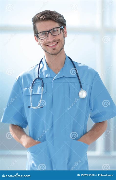 Homme De Chirurgien Dans L Uniforme Bleu Se Tenant Dans Le Hall Photo Stock Image Du Couloir