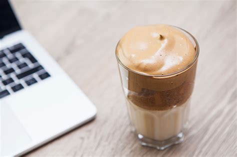 나무 테이블에 노트북 컴퓨터가있는 유리에 달고나 커피 0명에 대한 스톡 사진 및 기타 이미지 0명 거품 내기 기포 음료 Istock