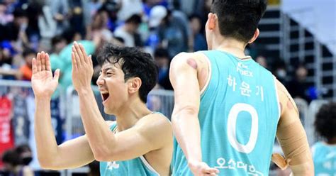 Kt 허훈 홈에서 챔프전 승리 환호 사진
