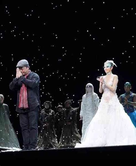 58歲楊麗萍舞台照曝光 曲線動人美背盡顯 每日頭條