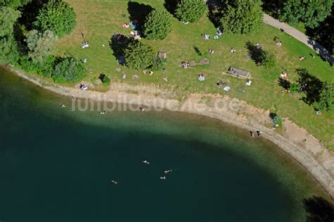 Freiburg im Breisgau aus der Vogelperspektive Badegäste am See