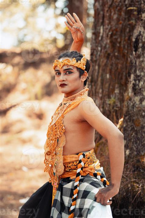 A King With A Golden Crown Had A Dancing Pose In Front Of The Tree