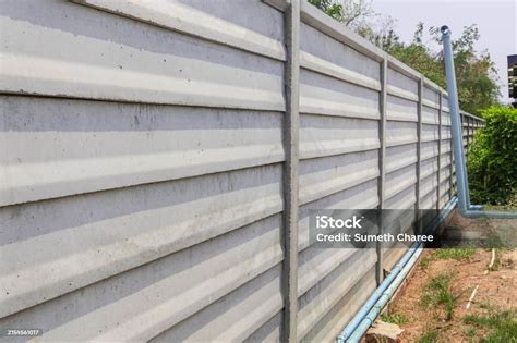 조립식 또는 프리 캐스트 콘크리트 울타리 국경 또는 경계로 패널과 기둥으로 구성되며 주거용 보안 개인 정보 보호가 제공됩니다 0명에 대한 스톡 사진 및 기타 이미지 Istock