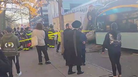 Multi Car Crash Involving Mta Bus Leaves 4 Injured In Brooklyn Fox 5
