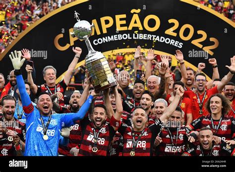 Diego Alves Éverton Ribeiro Diego Ribas e os do Flamengo comemoram o título após a partida