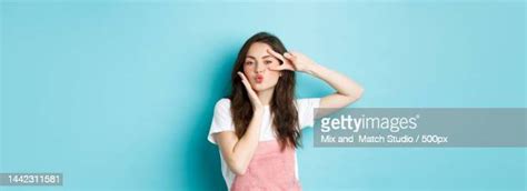 Sending Air Kiss Photos Et Images De Collection Getty Images