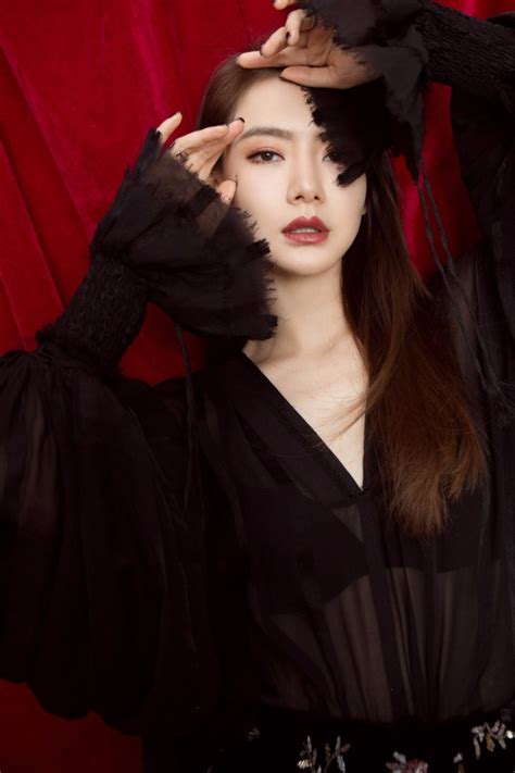 戚薇身穿黑色透视衬衫搭配碎花热裤亮相红毯，黑色look性感妩媚