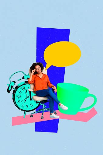 수직선 콜라주 젊은 여자 직원 사무직 노동자 알람 벨 시계 마감 텍스트 상자 메시지 말하다 시간 분 마감 커피 음료 20 24세에 대한 스톡 사진 및 기타 이미지 Istock