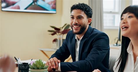 팀워크 회의 전략 토론 및 회사 영업을 위한 사무실의 사업가와의 아이디어 계획 이익 보고 및 개발 및 프로젝트 대행 직원과의 협업 25 29세에 대한 스톡 사진 및 기타