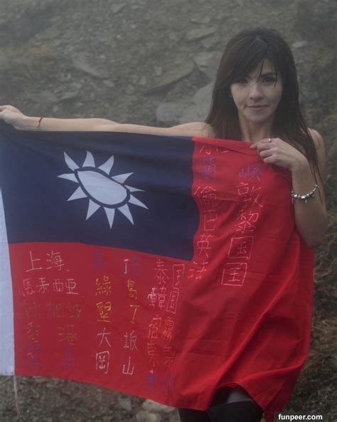 辣妹「露奶」證明愛台灣合歡山上單手遮奶揮國旗挑戰極限奶撐全山：小粉粉不安分