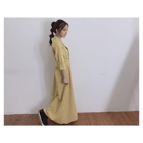 板野友美sns晒自拍 黄色连衣裙衬托日系清新感