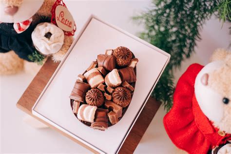 다양한 간식으로 장식된 부활절 초콜릿 달걀 · 무료 스톡 사진