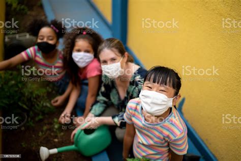 학교 정원에서 심는 학생과 교사의 초상화 보호 얼굴 마스크를 착용 10 11세에 대한 스톡 사진 및 기타 이미지 10 11세