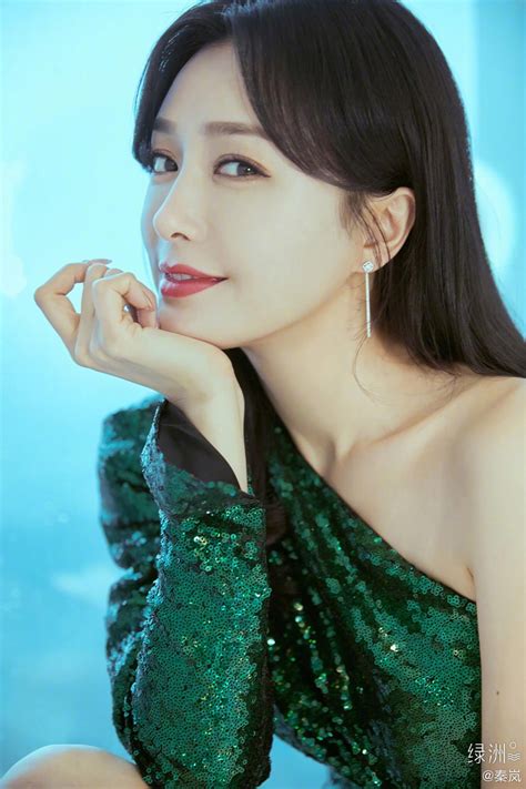 秦岚绿洲晒写真美照 穿祖母绿露肩闪钻裙秀肩颈线优雅大方