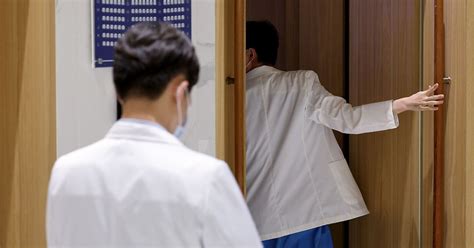서울대 의대 교수들 총회서 ‘주 1회 전원 휴진 논의
