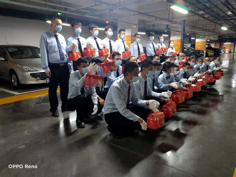 端午来临粽香四溢公司为全体员工发粽子 公司新闻 重庆海格保安服务公司