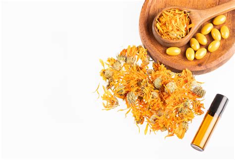 금 잔 화 꽃금 송 화의 Officinalis 아로마 테라피 에센셜 오일 흰색 배경 건강관리와 의술에 대한 스톡 사진 및 기타