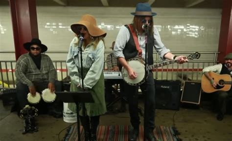 Christina Aguilera And Jimmy Fallon Get Disguised And Perform Aretha