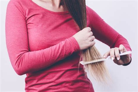 أسباب ظهور الشعر الأبيض في سن الشباب بيتى مملكتى