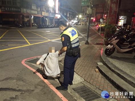 失智翁深夜呆坐大路旁 三重警協助找尋家人助返家 Beanfun