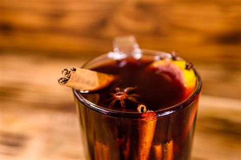 나무 테이블에 계 피와 Mulled 와인 한잔 0명에 대한 스톡 사진 및 기타 이미지 0명 가지 식물 부위 갈색 Istock
