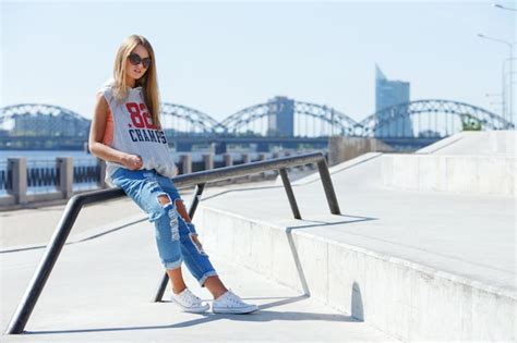 Красивая девушка в солнечных очках Бесплатно Фото