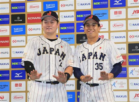 アジアプロ野球チャンピオンシップ＜日本・韓国＞お立ち台でポーズを決める牧（左）と門脇（撮影・尾崎 有希） ― スポニチ Sponichi