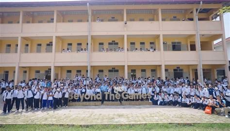 ពិការភាព តែមិនពិការចិត្ត យុវតីពិការដៃម្នាក់ ចូលរួមបត់ ១លានបេះដូងក្រដាស ប្រើជើងមកបត់