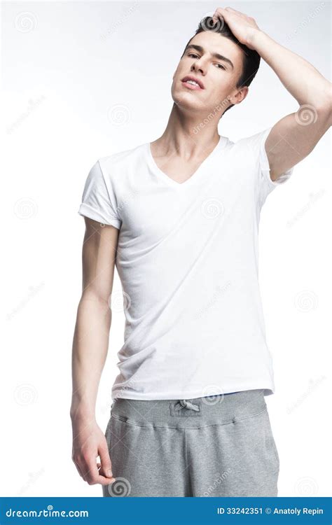 Hombre Joven Que Toca Su Pelo Imagen De Archivo Imagen De Vertical Hombre