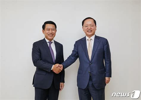 악수하는 삼성전자 박학규 사장과 라오스 부총리